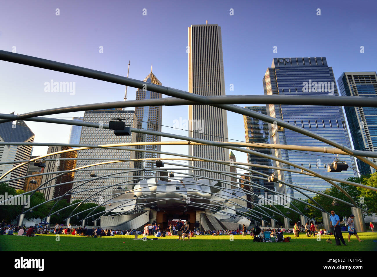 The amphitheater at Millennium Square in Chicago Stock Photo - Alamy