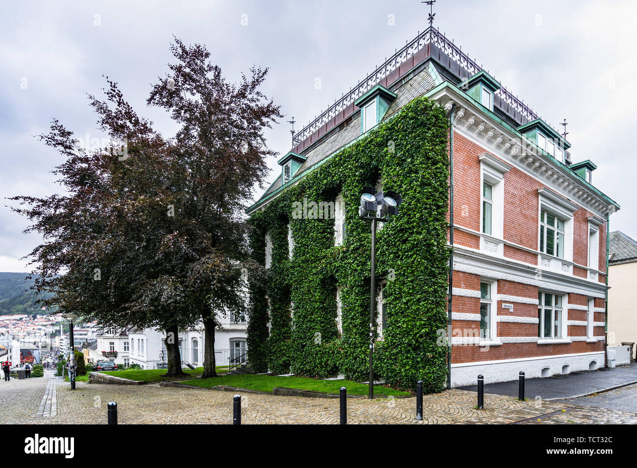 Bergen bryggen building ivy hi-res stock photography and images - Alamy