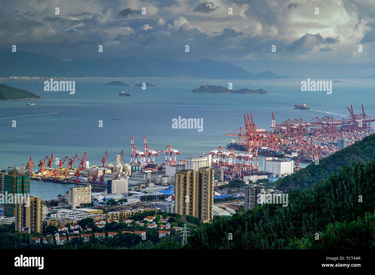 Shenzhen port hi-res stock photography and images - Alamy