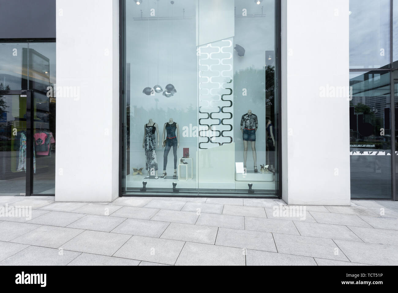 Mannequins in fashion shopfront Stock Photo - Alamy