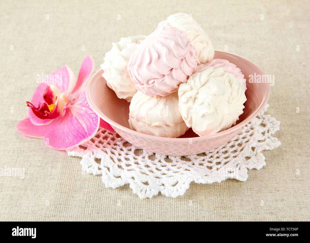 Marshmallows on color plate on light background Stock Photo - Alamy
