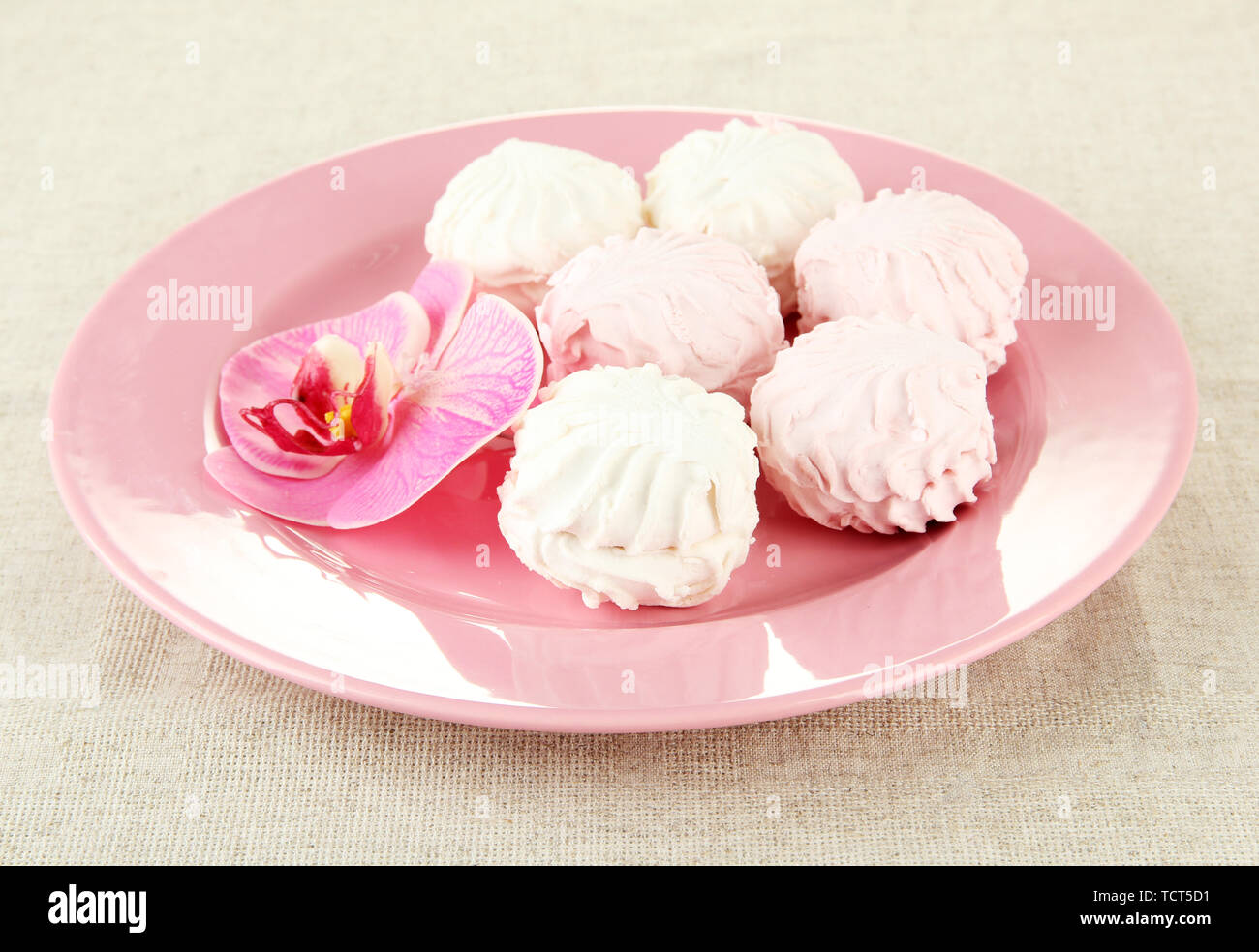 Marshmallows on color plate on light background Stock Photo - Alamy