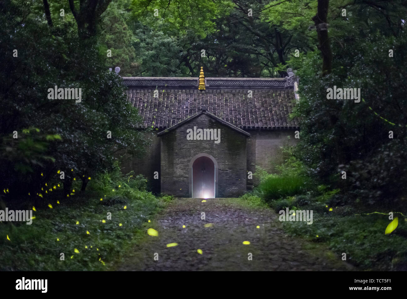 Linggu temple hi-res stock photography and images - Alamy