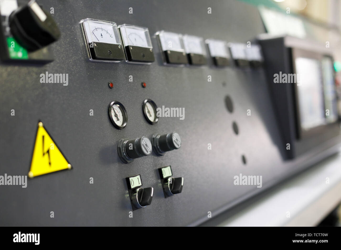 Electric circuit switch laboratory hi-res stock photography and images ...