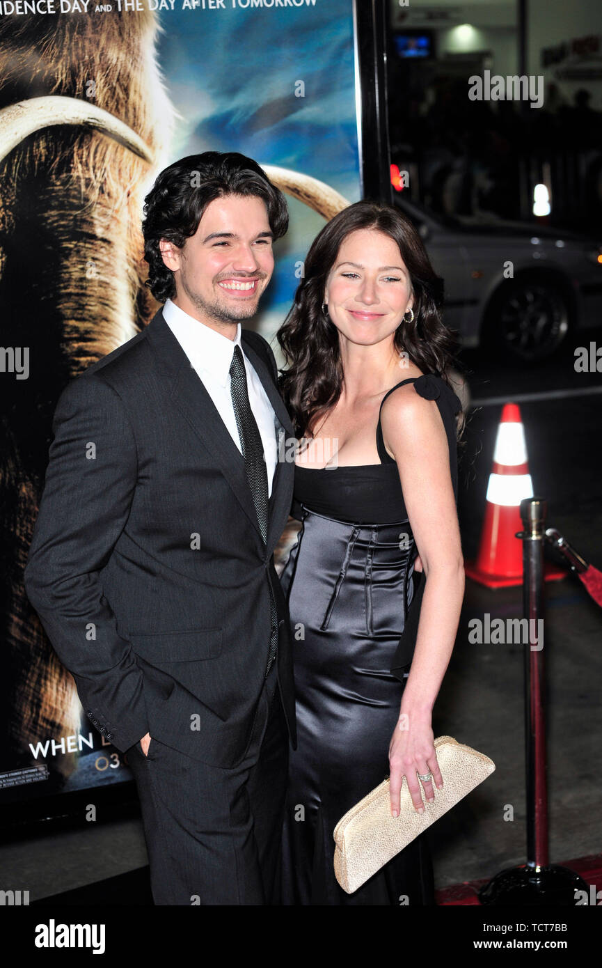 LOS ANGELES, CA. March 05, 2008: Steven Strait & wife Lynn Collins at ...