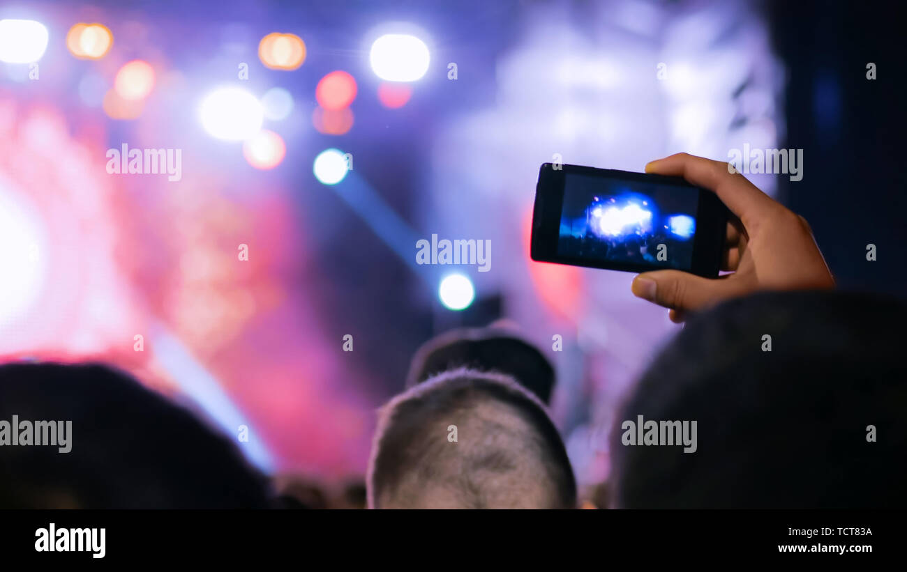 Concert and smartphone hi-res stock photography and images - Alamy