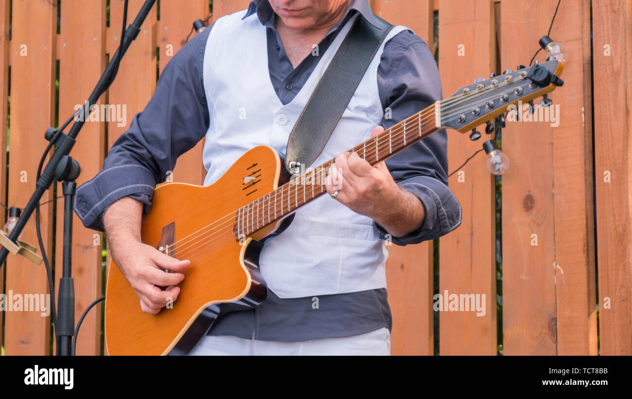 Blues singer guitar player hi-res stock photography and images - Alamy