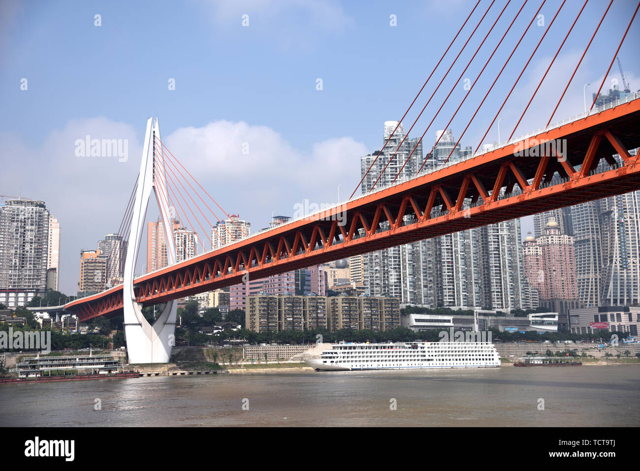 Photographed on the Dongshui Gate Bridge in Chongqing in October 2018 ...