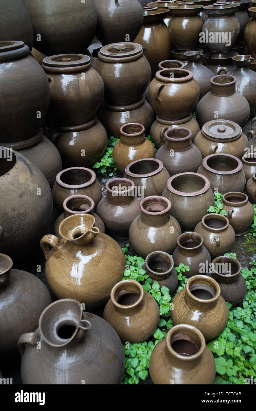 Traditional chinese pottery hi-res stock photography and images - Alamy