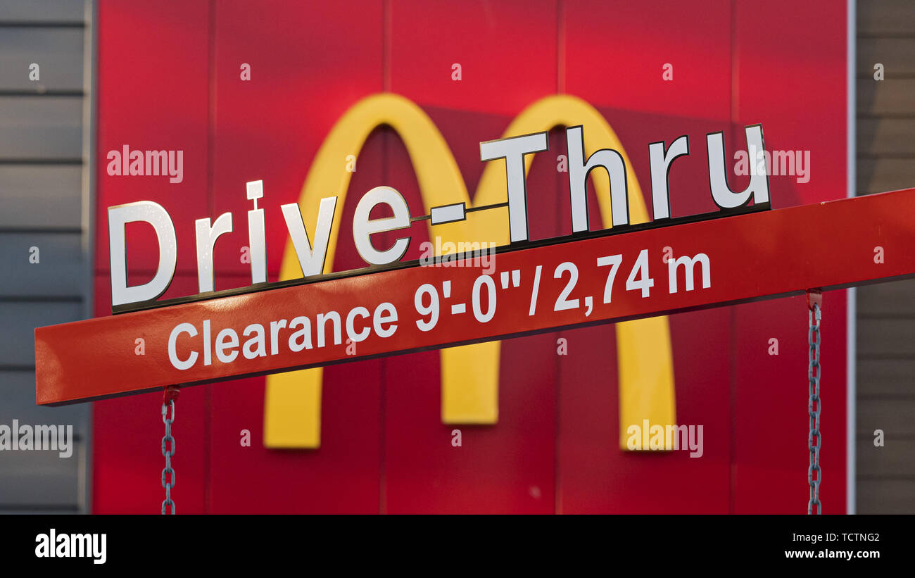 Mcdonalds drive thru canada hi-res stock photography and images - Alamy