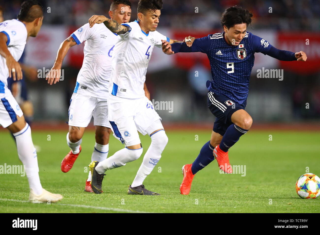 Japan's Takumi Minamino (R) and El Salvador's Ivan Mancia during the ...