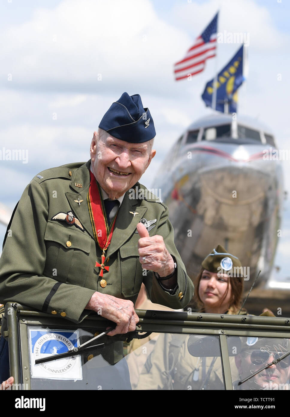 Gail halvorsen 1948 hi-res stock photography and images - Alamy