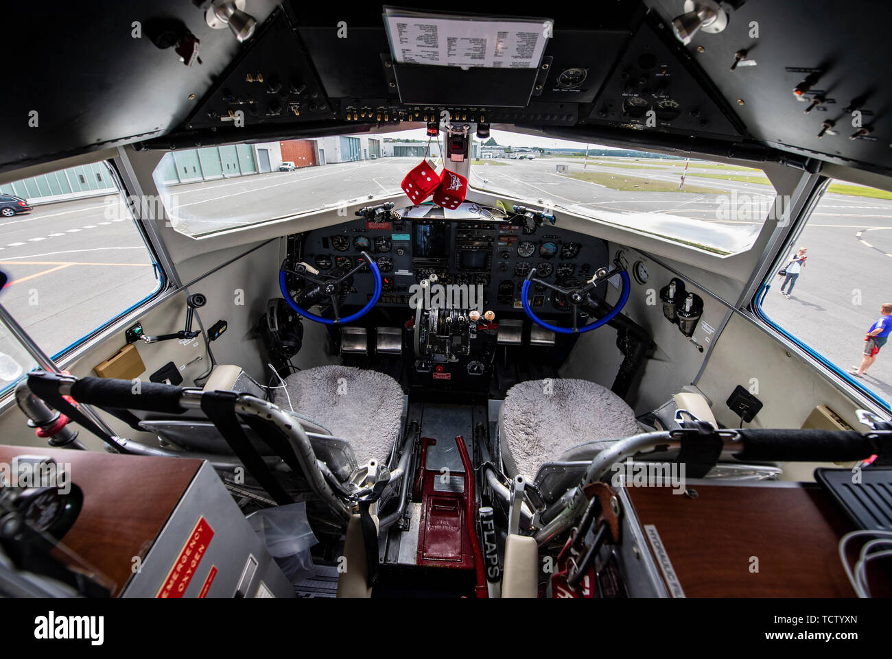 Douglas dc 3 cockpit hi-res stock photography and images - Alamy