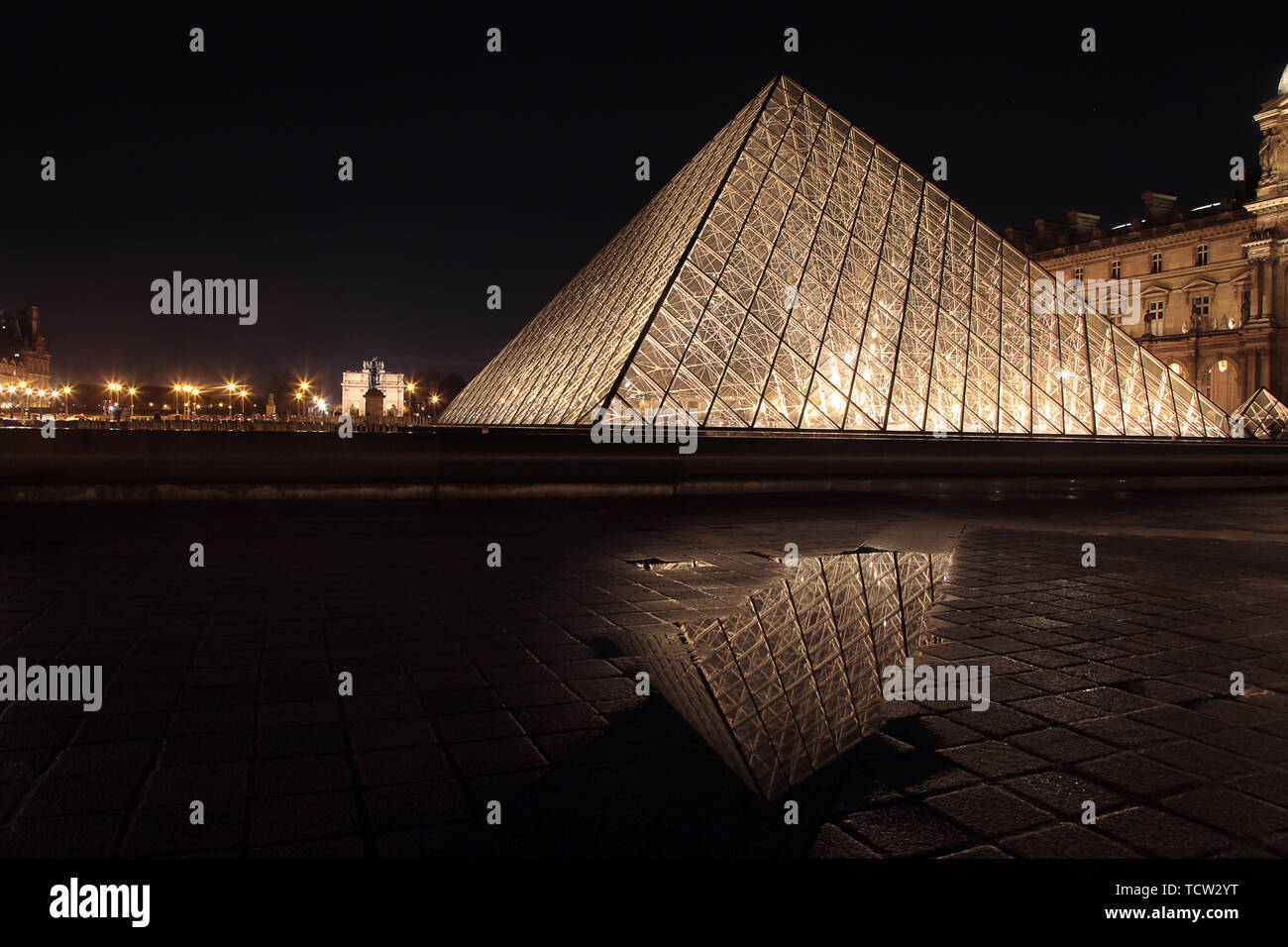 Night view of the Louvre in Paris Stock Photo - Alamy