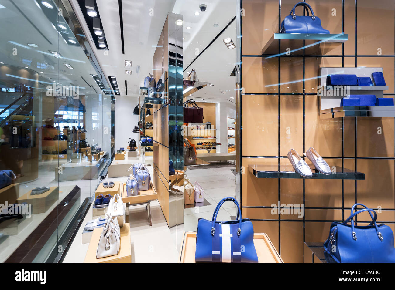 handbag retail fasion store and showcase Stock Photo - Alamy