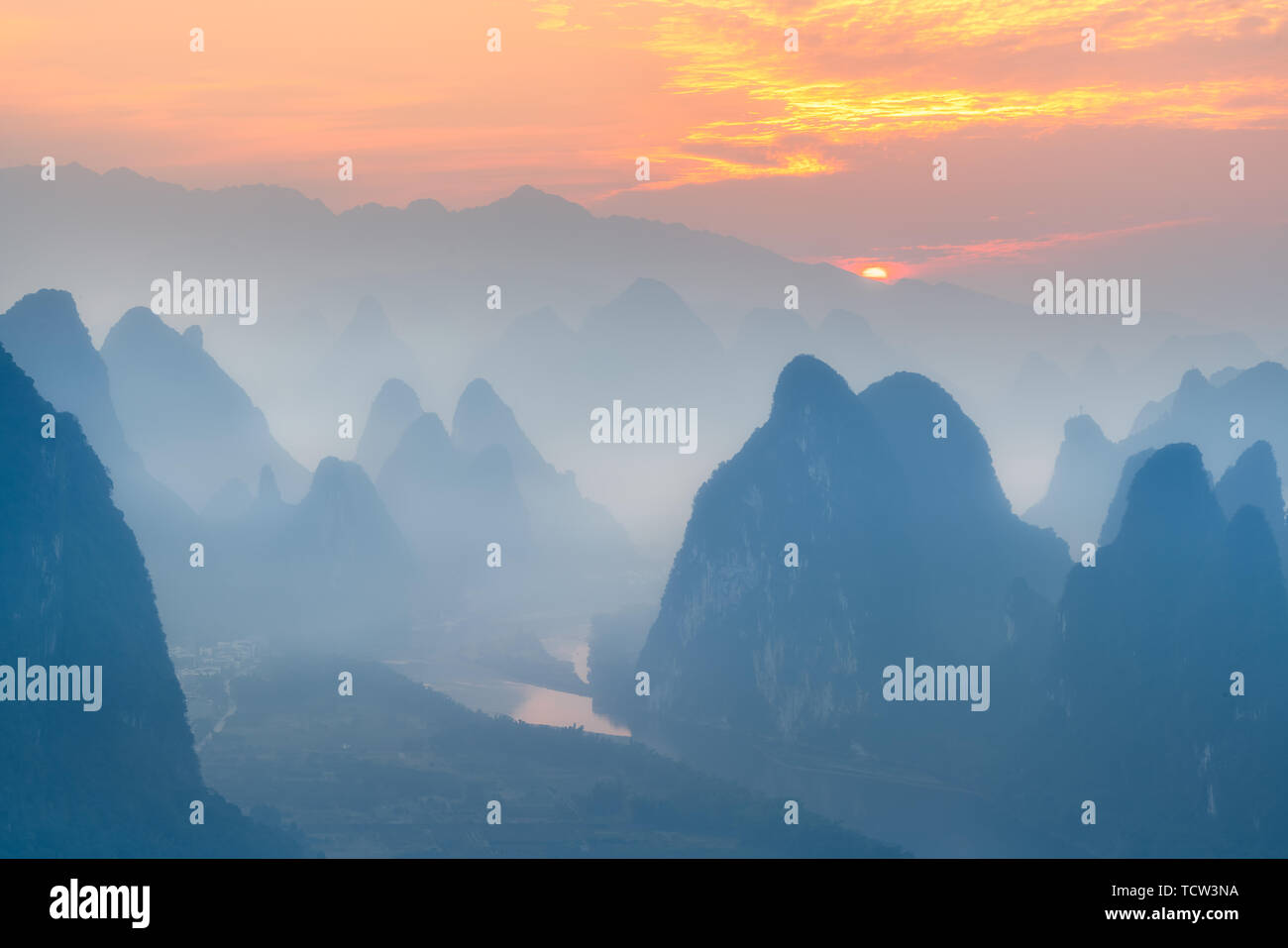 Guilin mountains and rivers in the world hi-res stock photography and ...