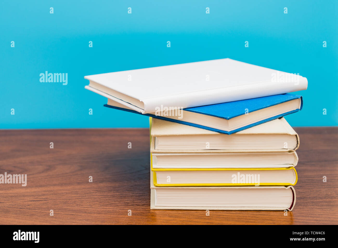 Desk several books hi-res stock photography and images - Alamy