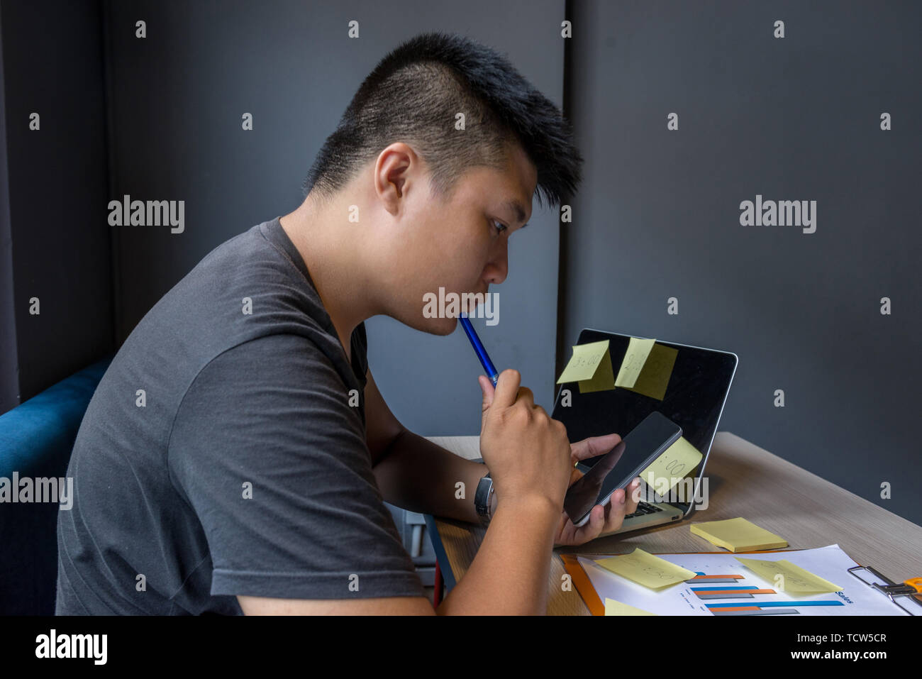 Staying up late phone hi-res stock photography and images - Alamy