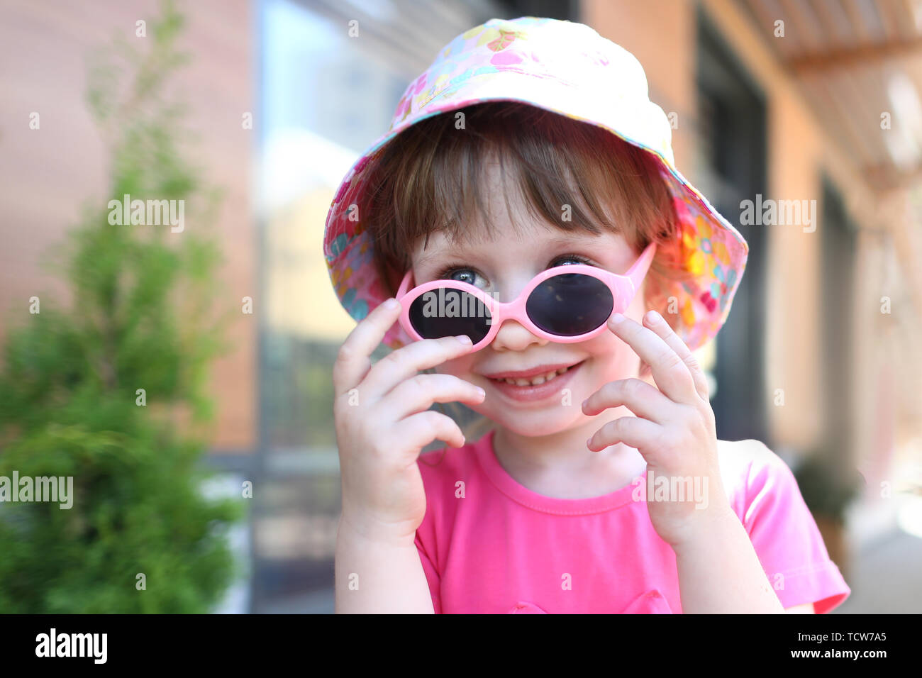 Child sun hat sunglasses hi-res stock photography and images - Alamy