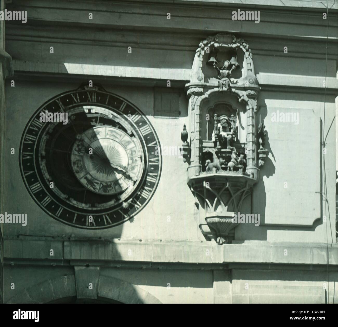 Middle ages clock hi-res stock photography and images - Alamy