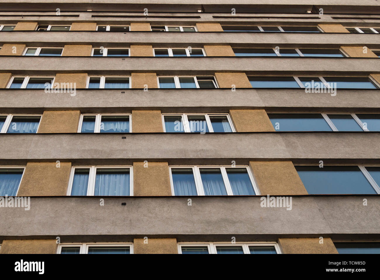 Row of windows hi-res stock photography and images - Alamy
