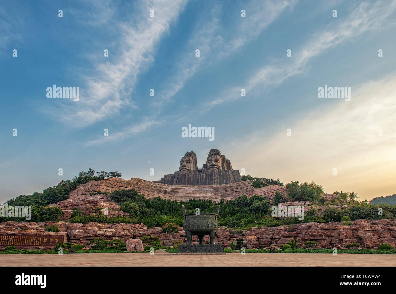 Statue of the Second Emperor Yan Huang, Yellow River Tour Area ...