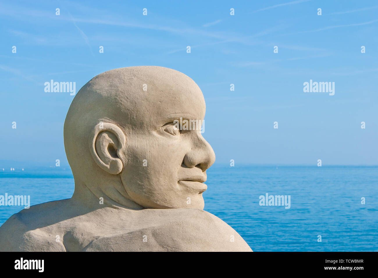 Sand sculpture head looking sideways Stock Photo - Alamy