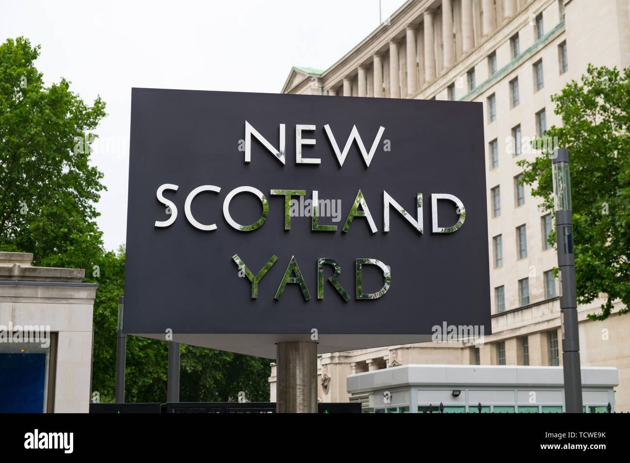 New scotland yard sign hi-res stock photography and images - Alamy