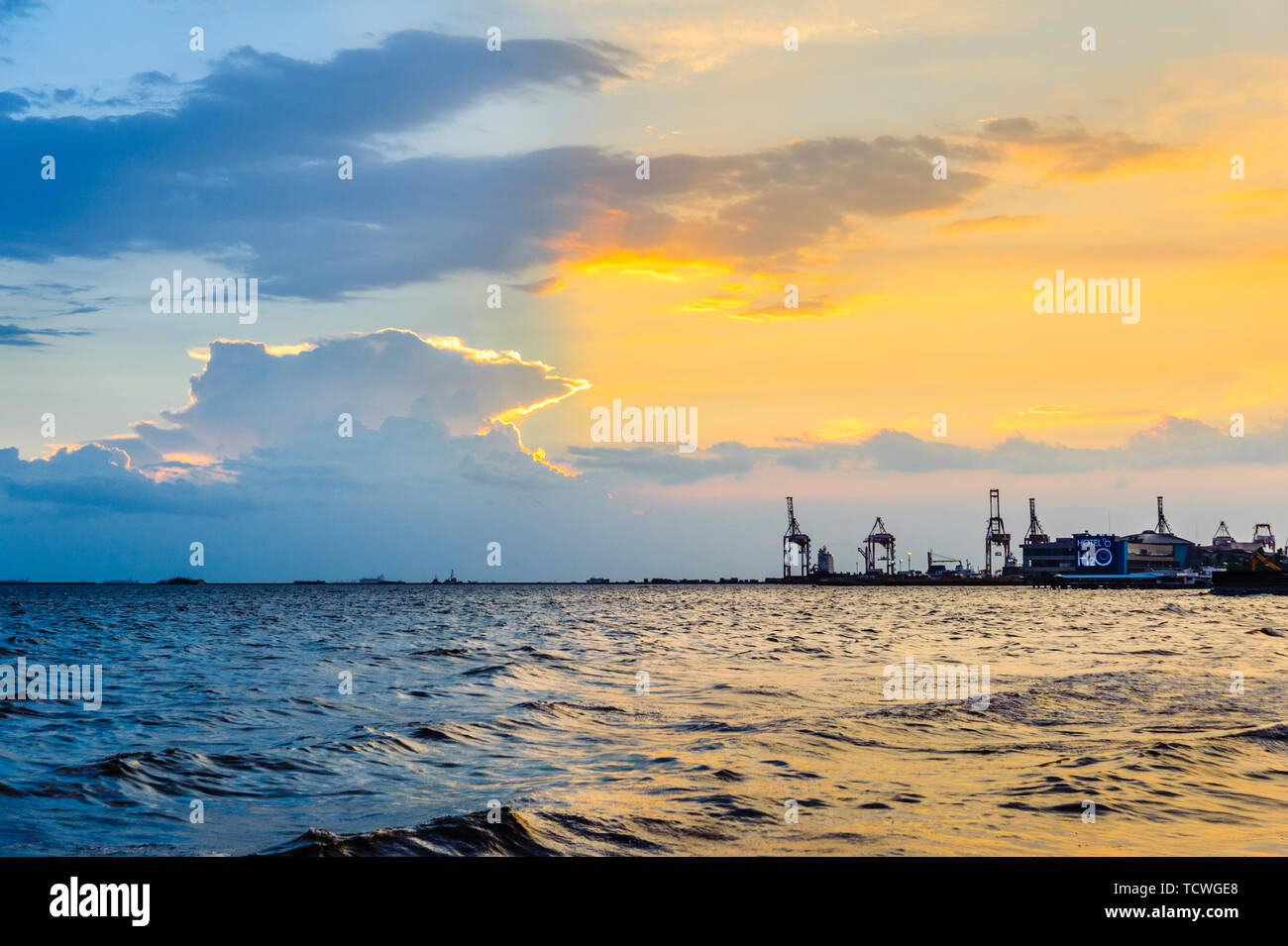 Manila bay beach hi-res stock photography and images - Alamy