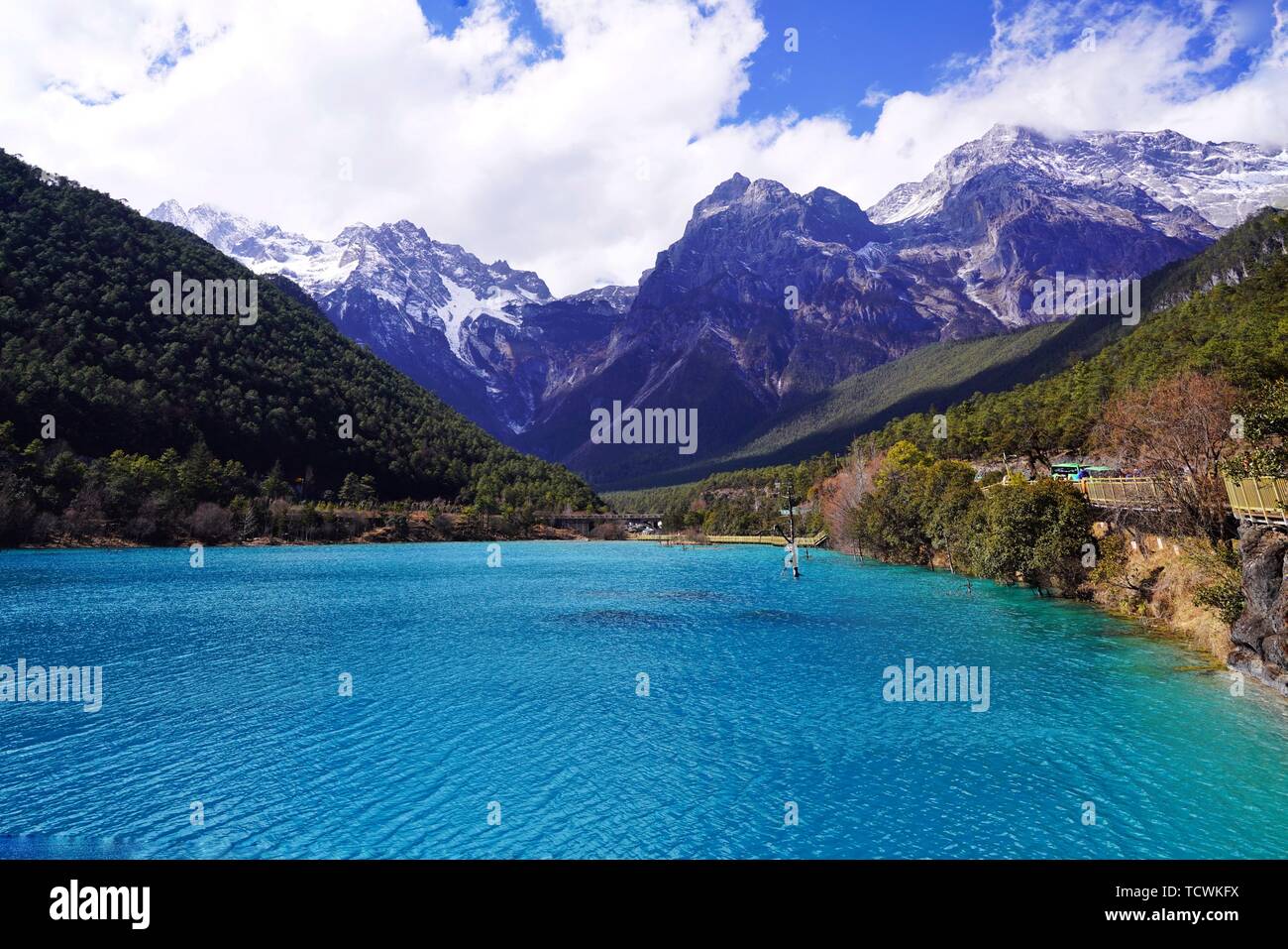 Lijiang blue moon valley Stock Photo - Alamy