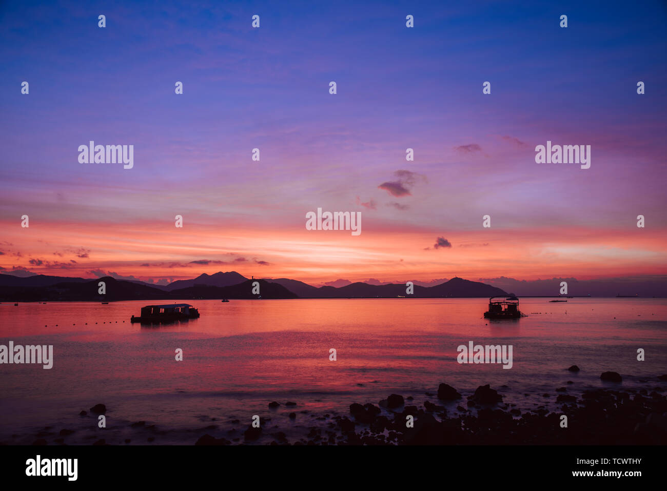 Sunrise in the Dadong Sea in Sanya Stock Photo - Alamy