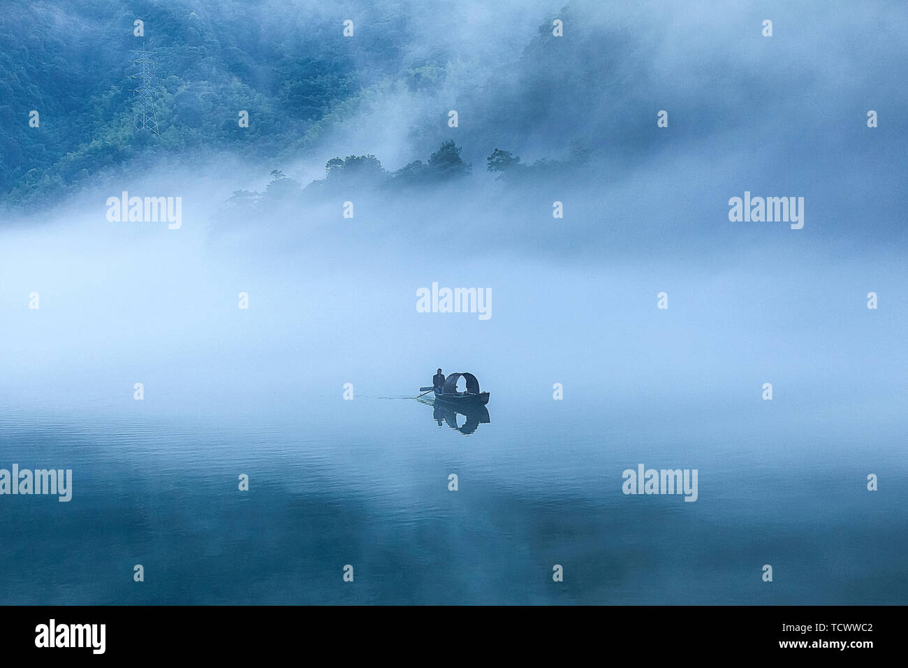 Fog fills Xiao Dongjiang 6 (In the early morning of summer, thick fog ...