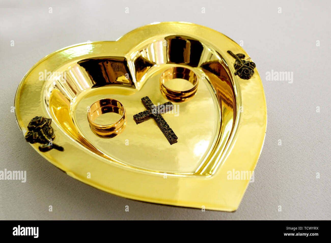 Couple rings church hi-res stock photography and images - Alamy