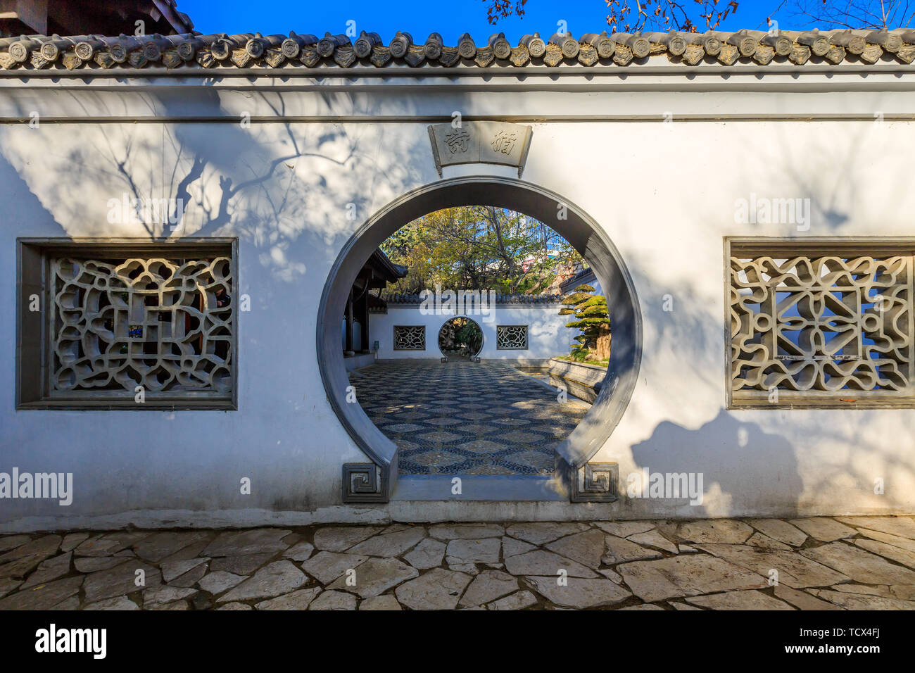 Garden moon gate hi-res stock photography and images - Alamy