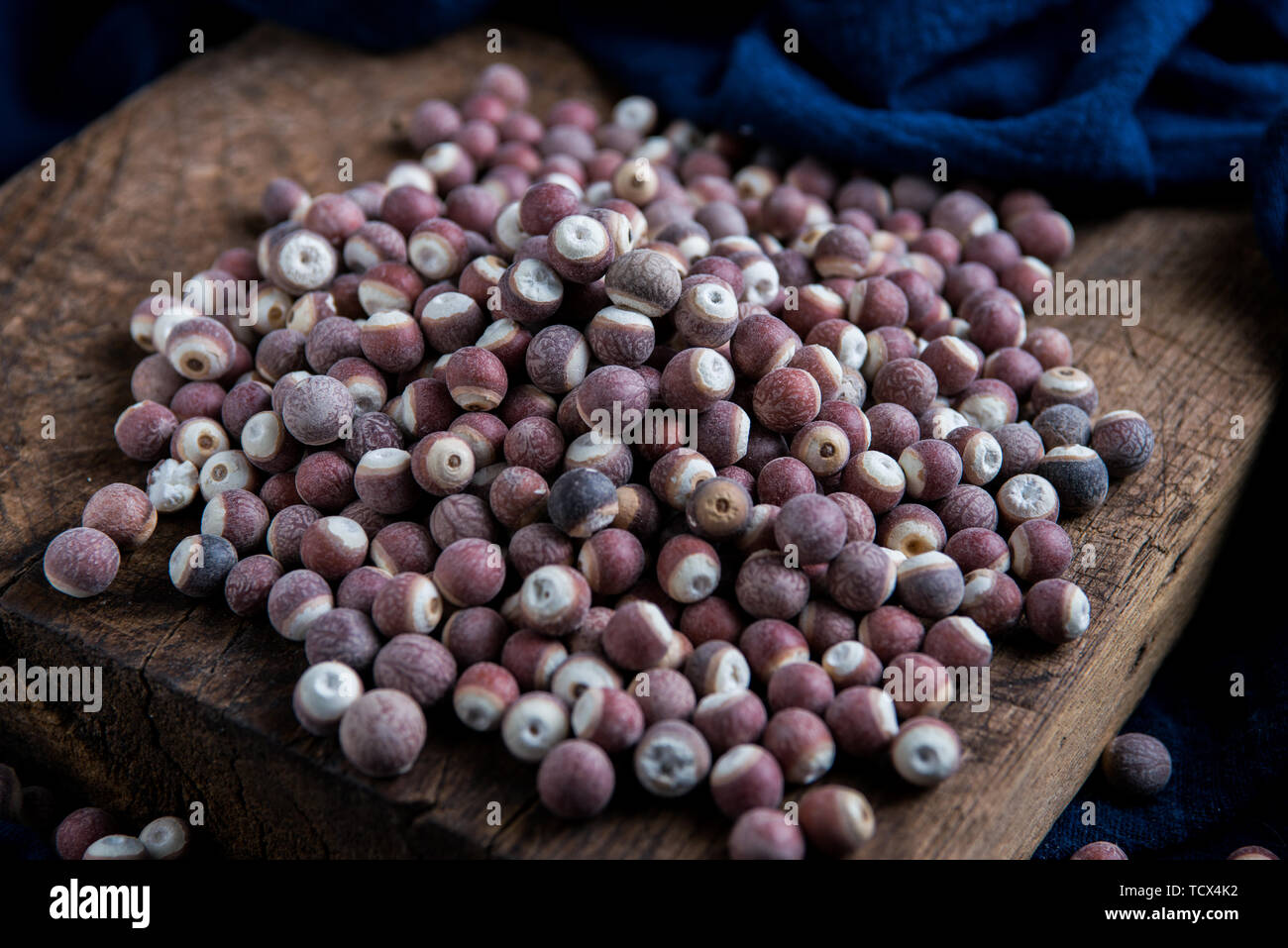 A delicious ingredient, Gorgon, also known as Zhaoshi and chicken head ...