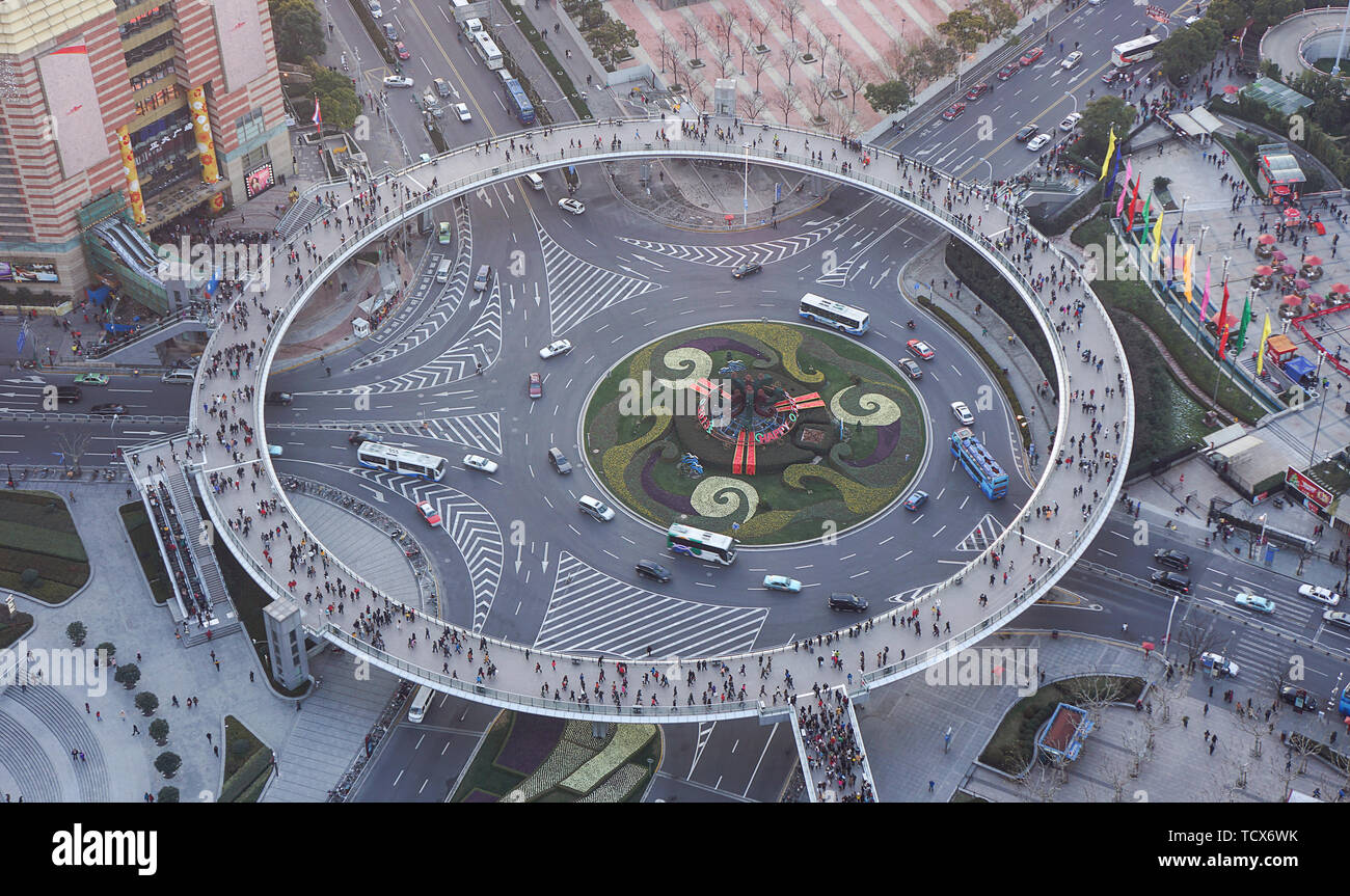 Shanghai pedestrian bridge lujiazui hi-res stock photography and images ...