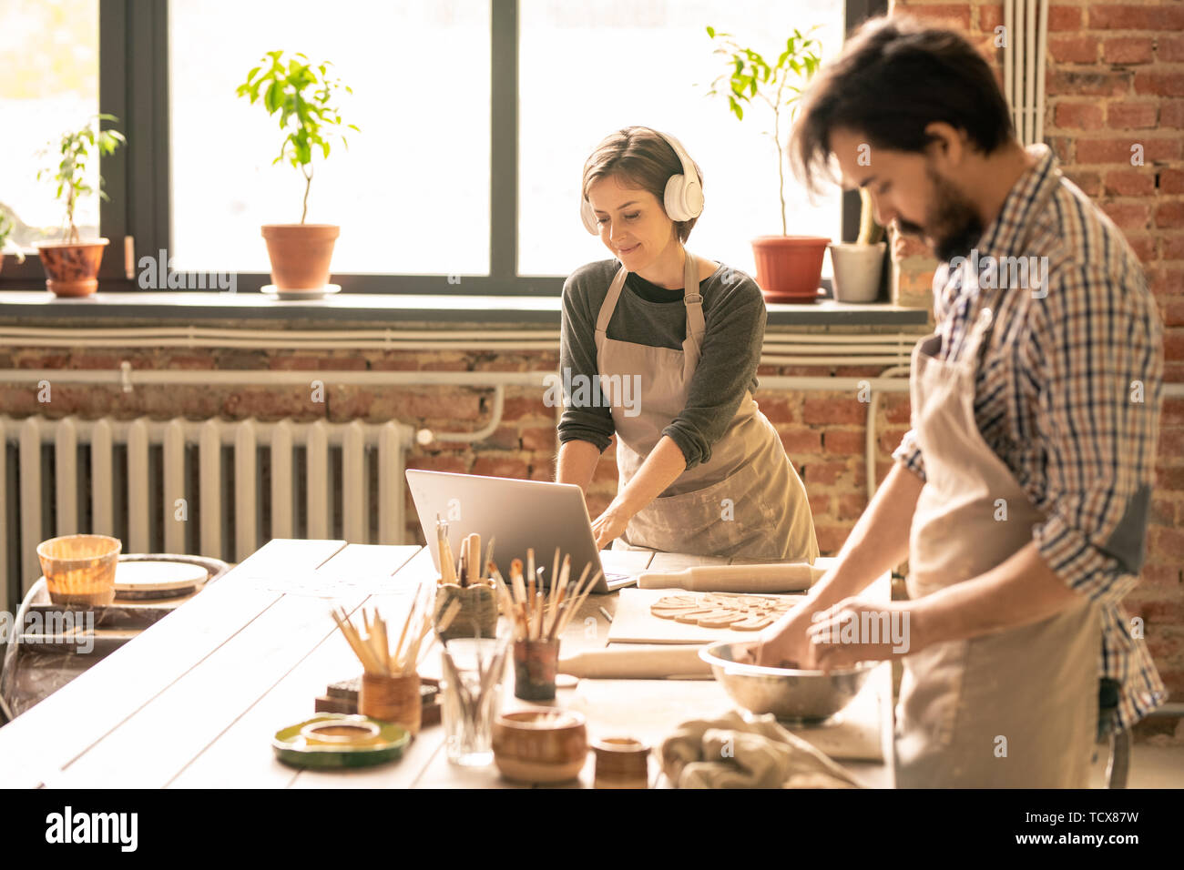 Browsing the art work hi-res stock photography and images - Alamy