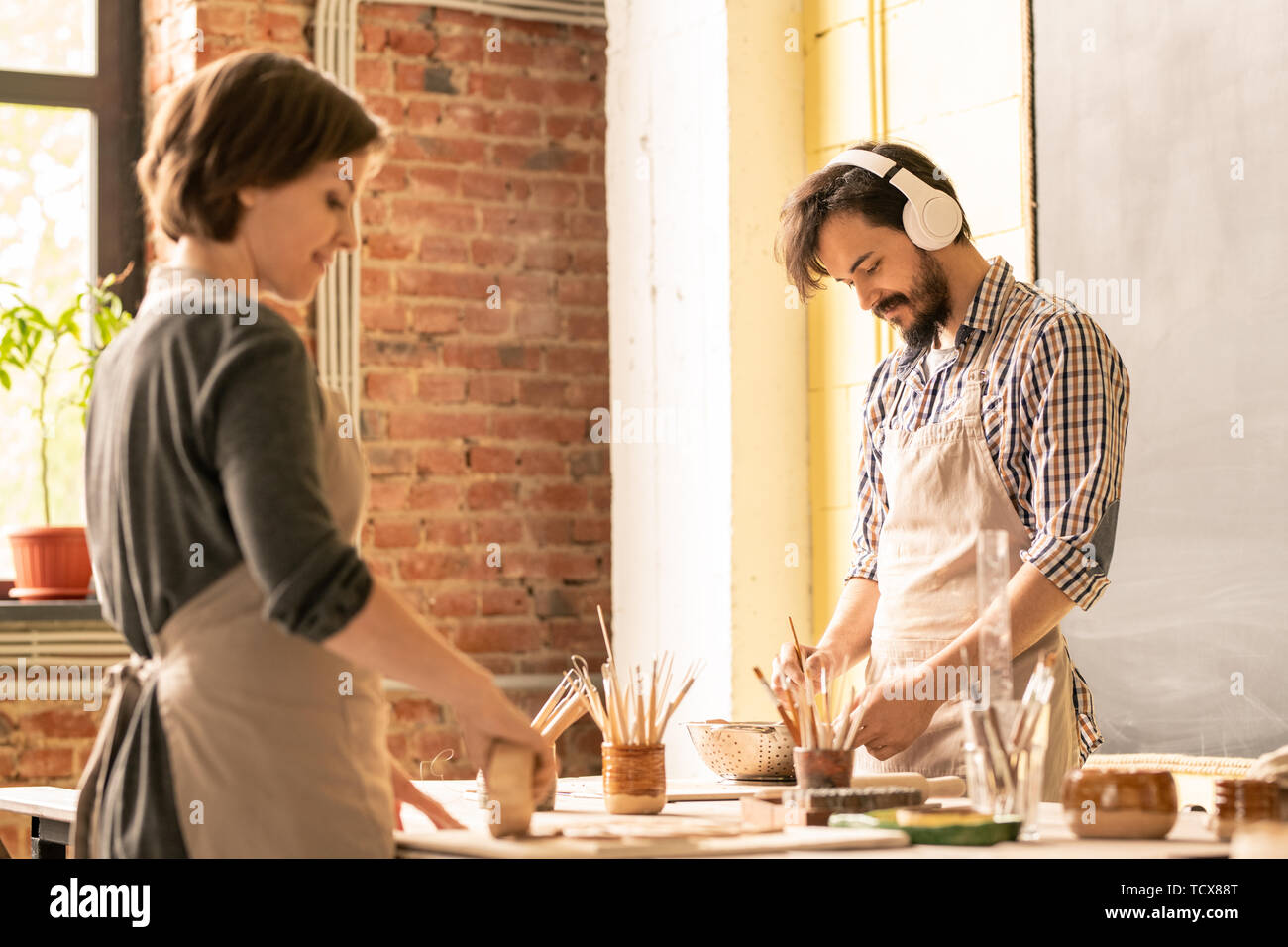 Working to music hi-res stock photography and images - Alamy