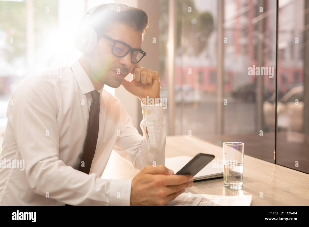 Break glass by sound hi-res stock photography and images - Alamy