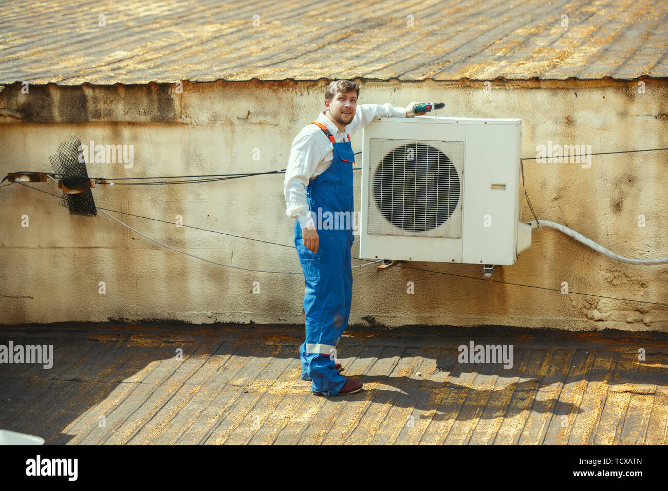 Maintenance guy on air conditioning hi-res stock photography and images ...