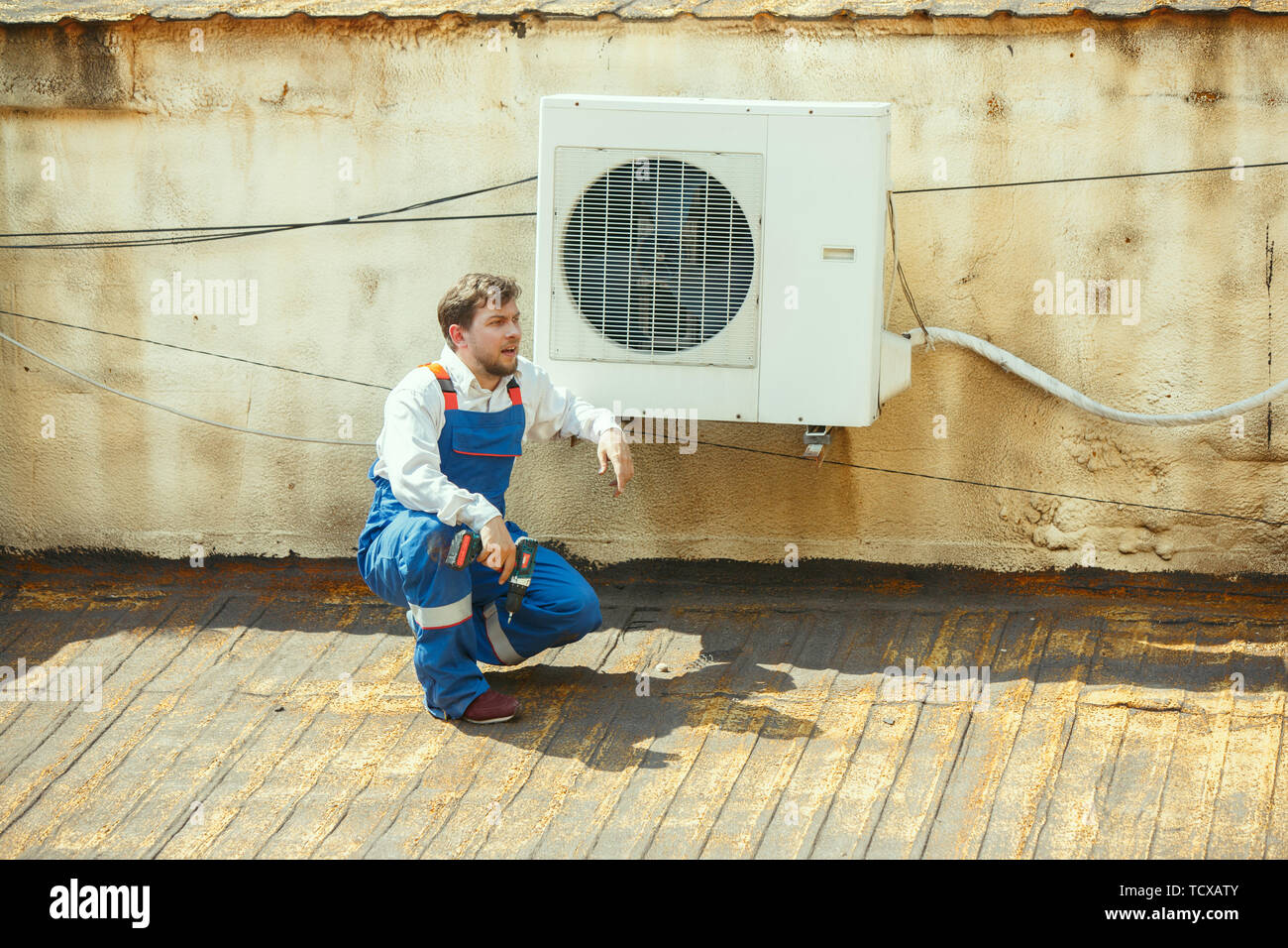Maintenance guy on air conditioning hi-res stock photography and images ...