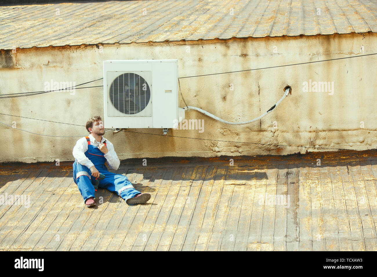 Maintenance guy on air conditioning hi-res stock photography and images ...