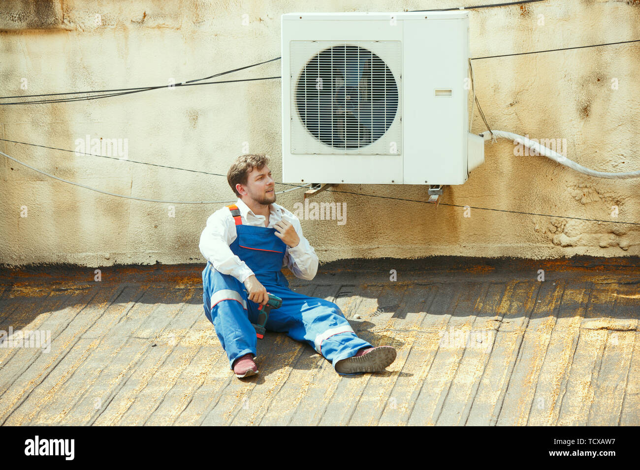 Maintenance guy on air conditioning hi-res stock photography and images ...