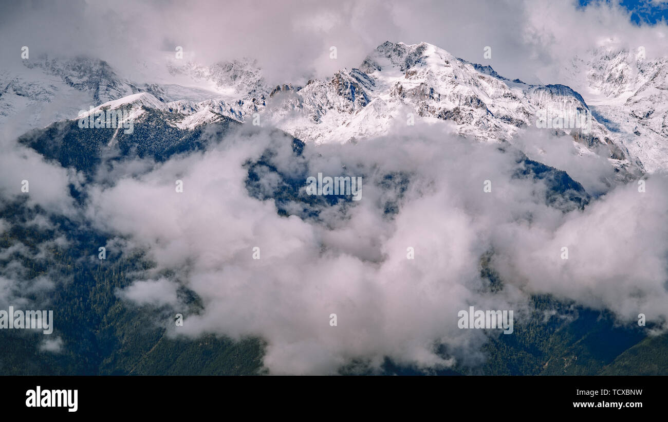Meri Snow Mountain, Yunnan Stock Photo - Alamy