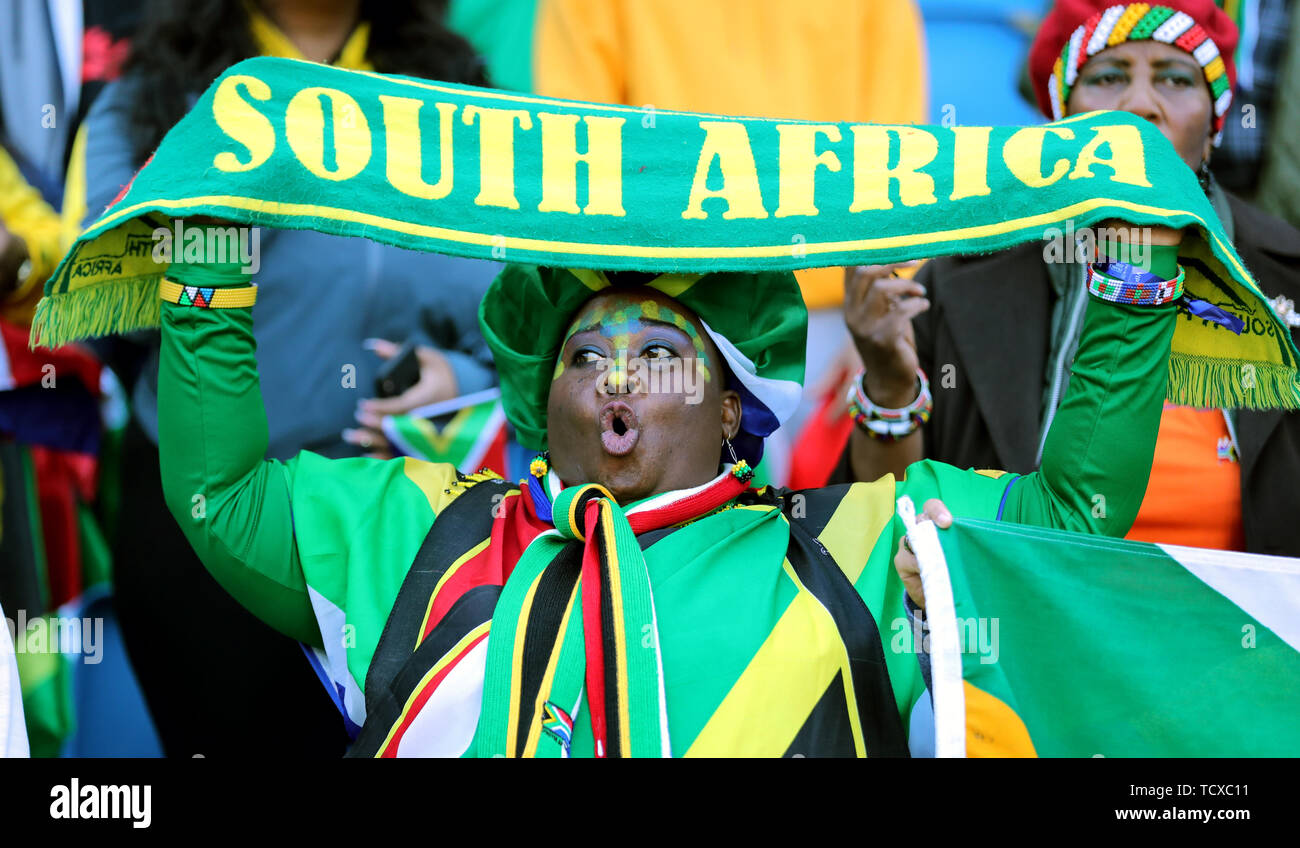 Women in football africa hi-res stock photography and images - Alamy