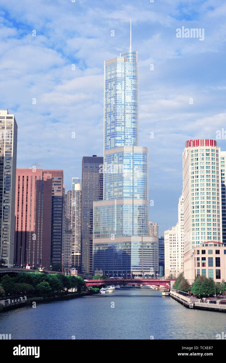 Trump tower chicago river walk hi-res stock photography and images - Alamy