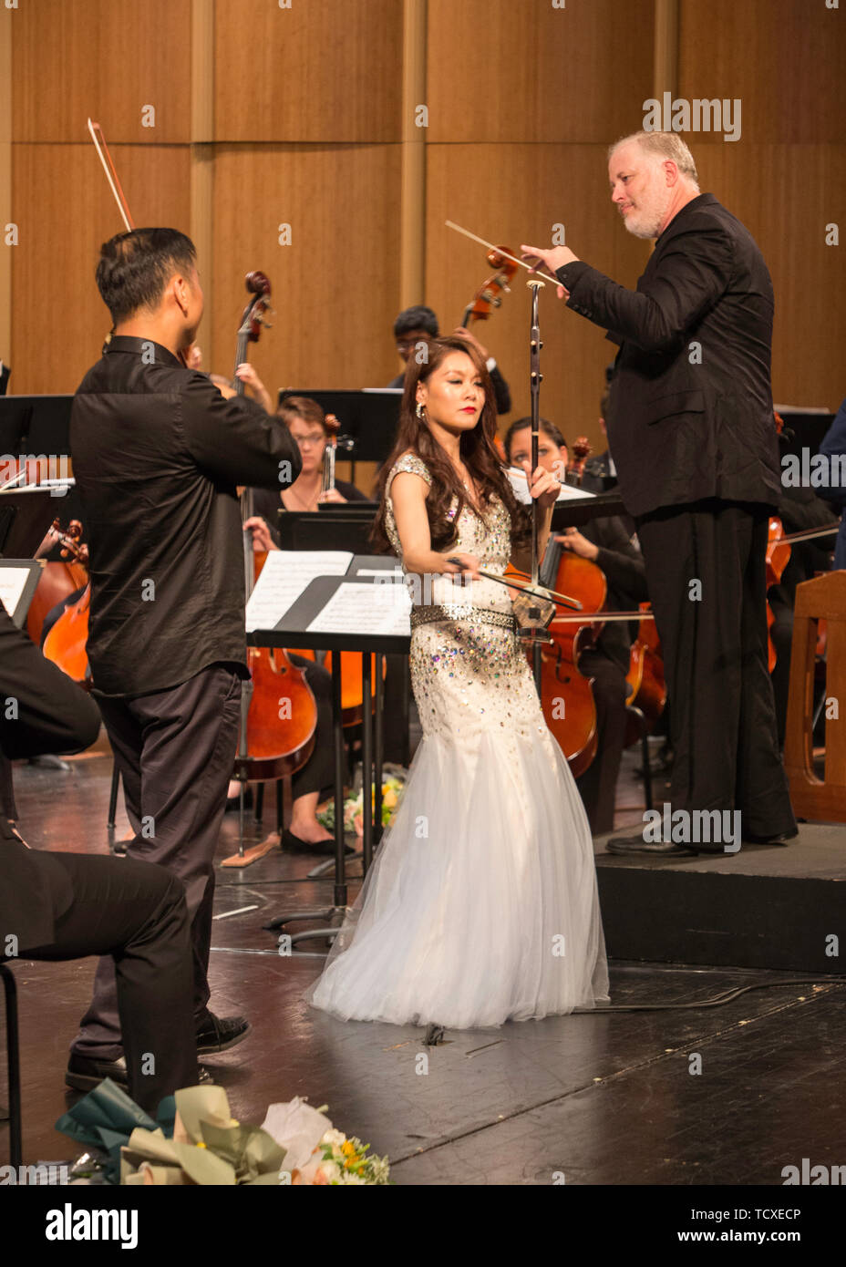 Erhu and violin ensemble Stock Photo - Alamy