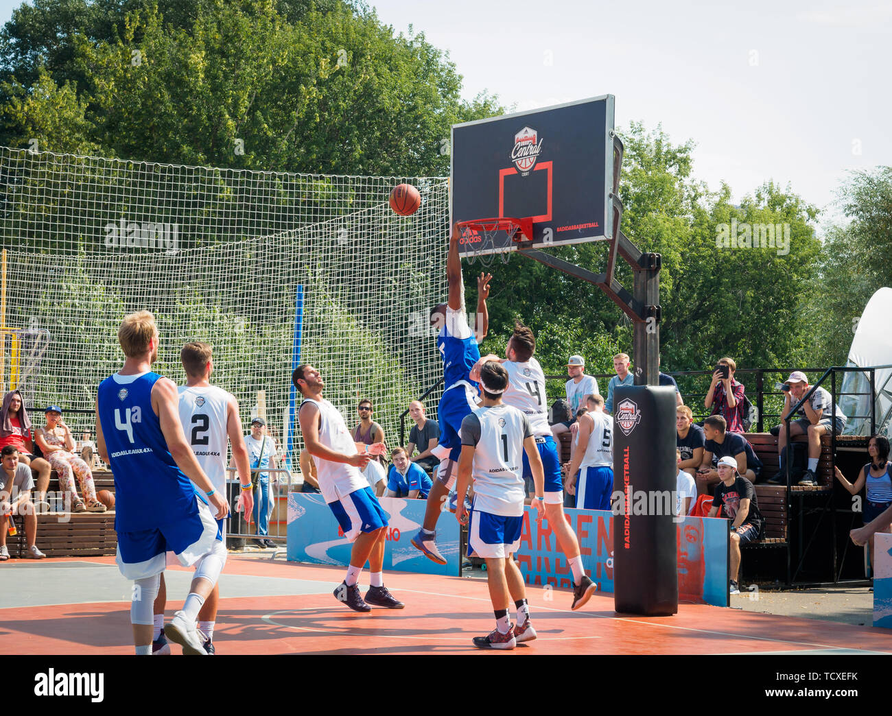 Man throws ball hi-res stock photography and images - Alamy