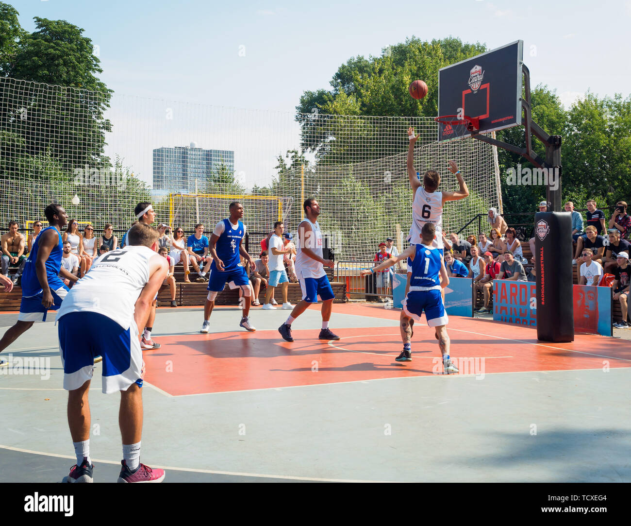 Number 4 basketball player hi-res stock photography and images - Alamy