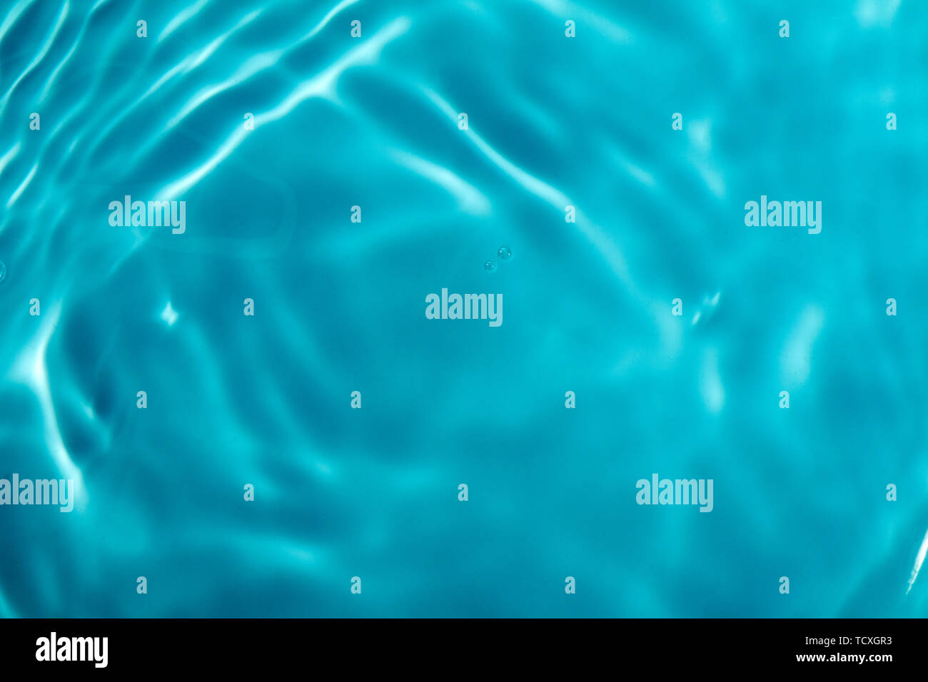 Crystal clear blue ocean splashes hi-res stock photography and images ...